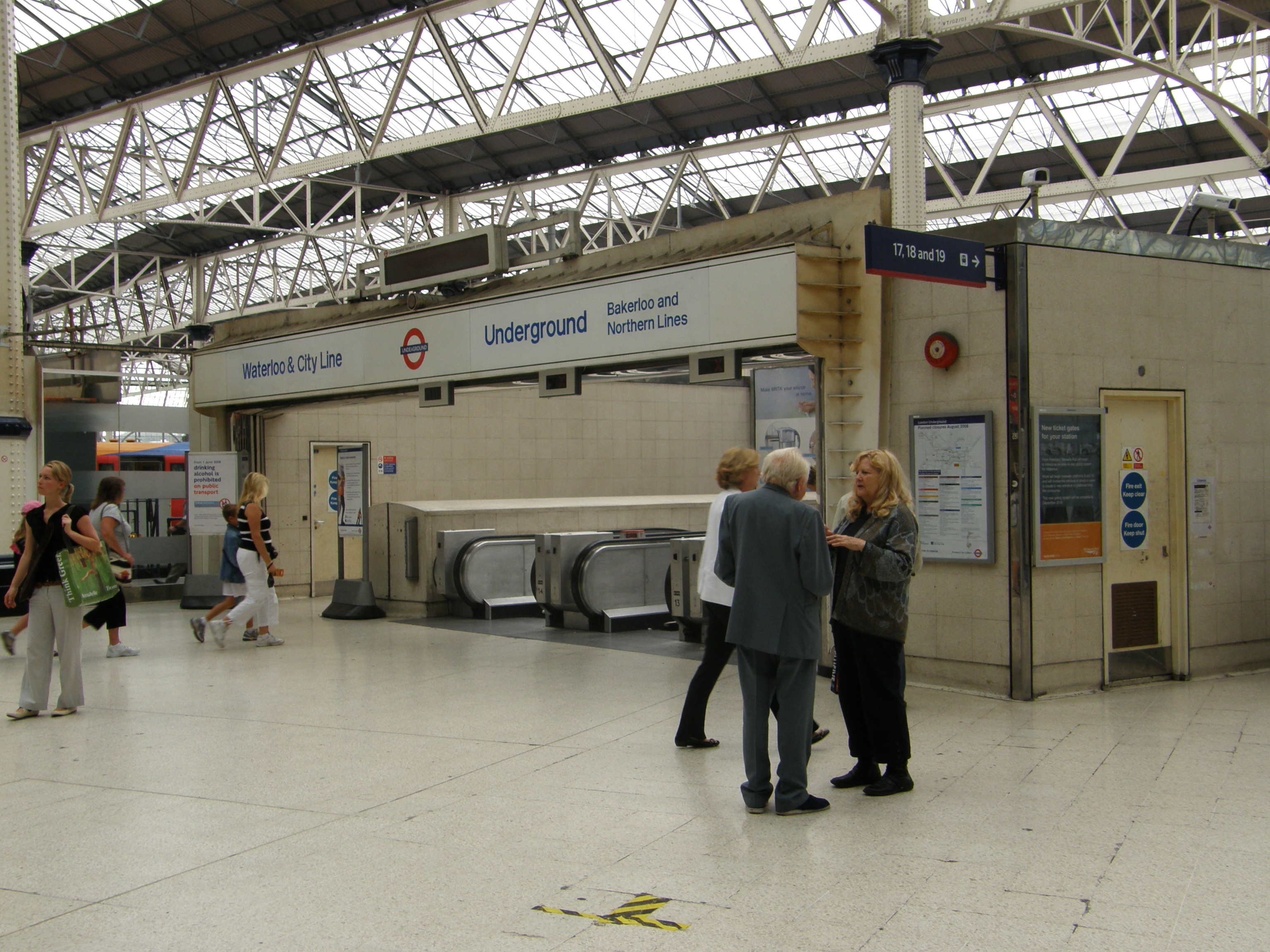 Waterloo station - A Picture from Elephant & Castle to Willedsen ...