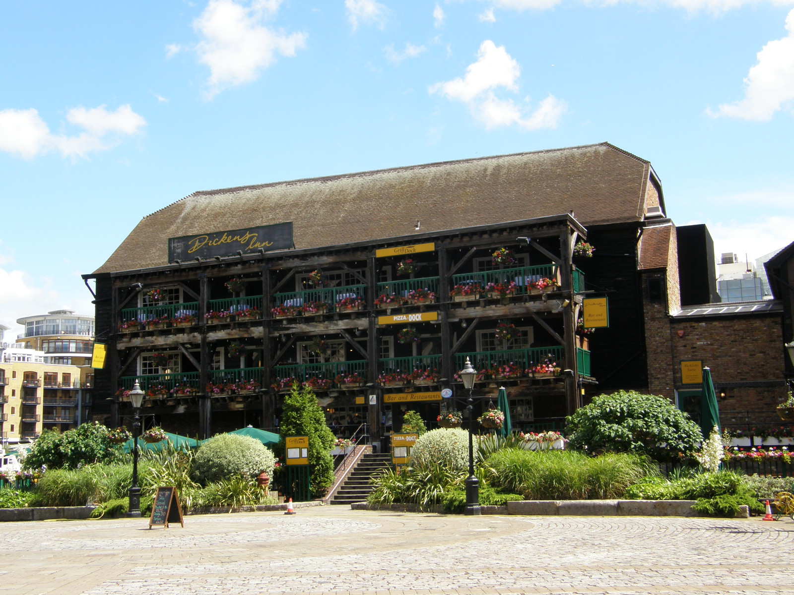 A Picture from Shoreditch to New Cross, East London - Tubewalker
