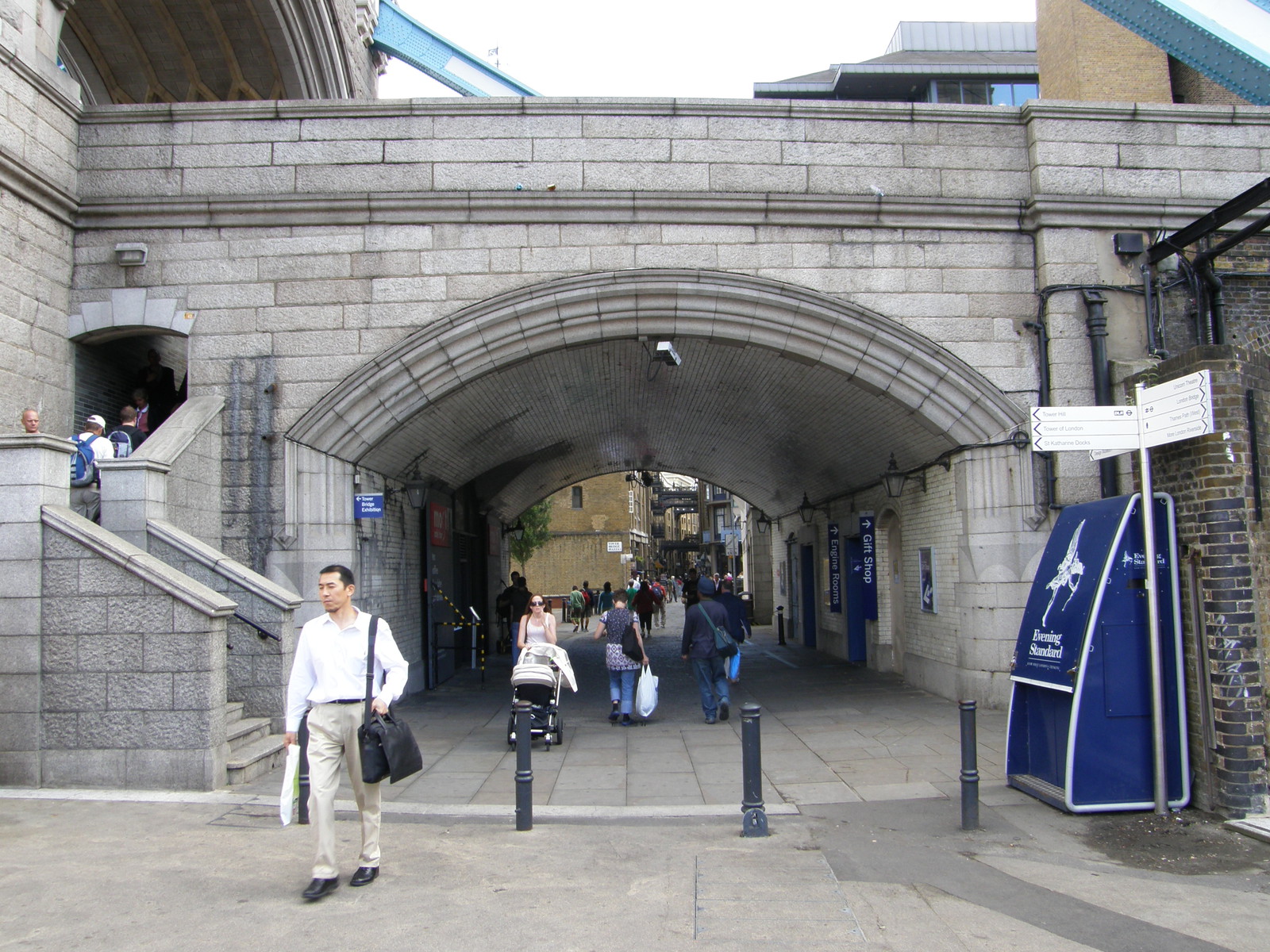 A Picture from Shoreditch to New Cross, East London - Tubewalker