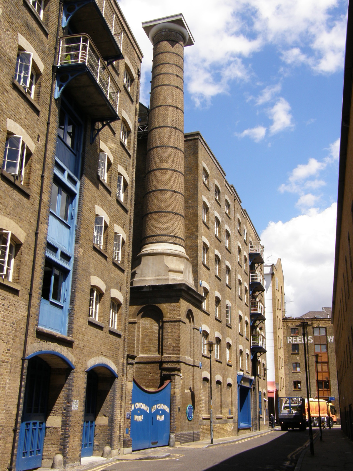 A Picture from Shoreditch to New Cross, East London - Tubewalker