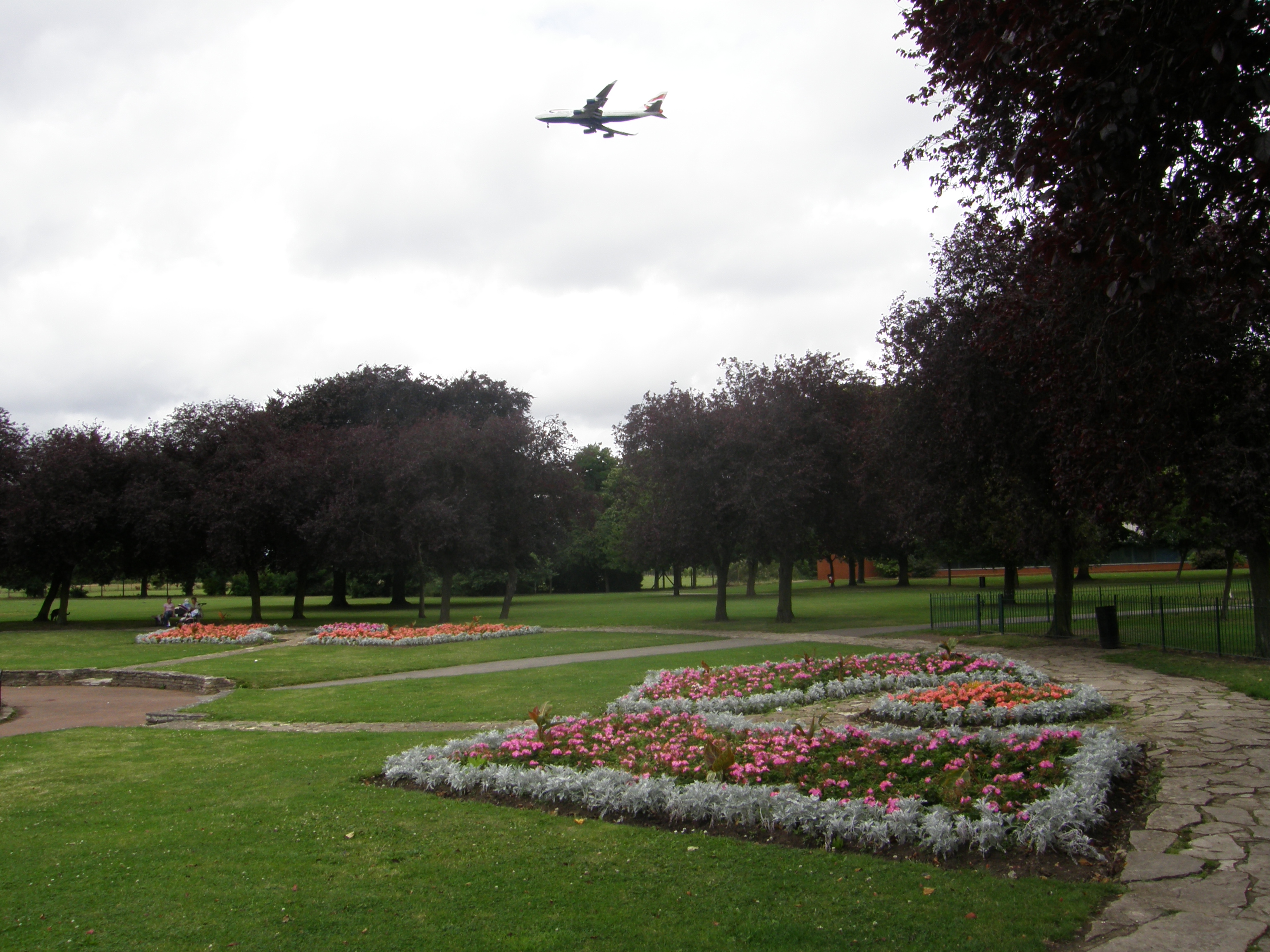 Low-flying planes over Lampton Park - A Picture from Hatton Cross to ...