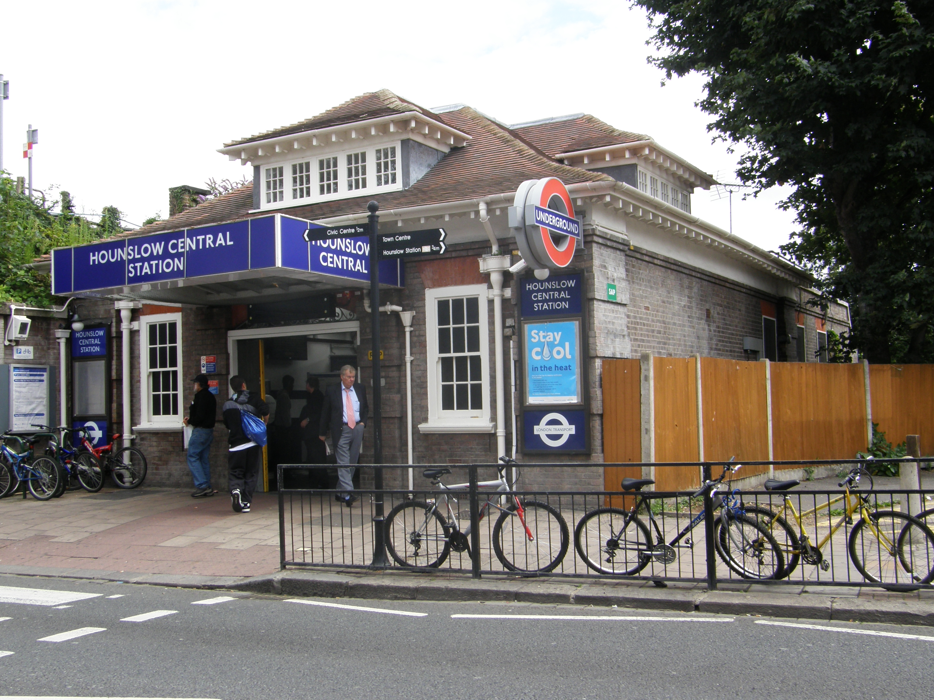 Hounslow Central station - A Picture from Hatton Cross to Boston Manor ...
